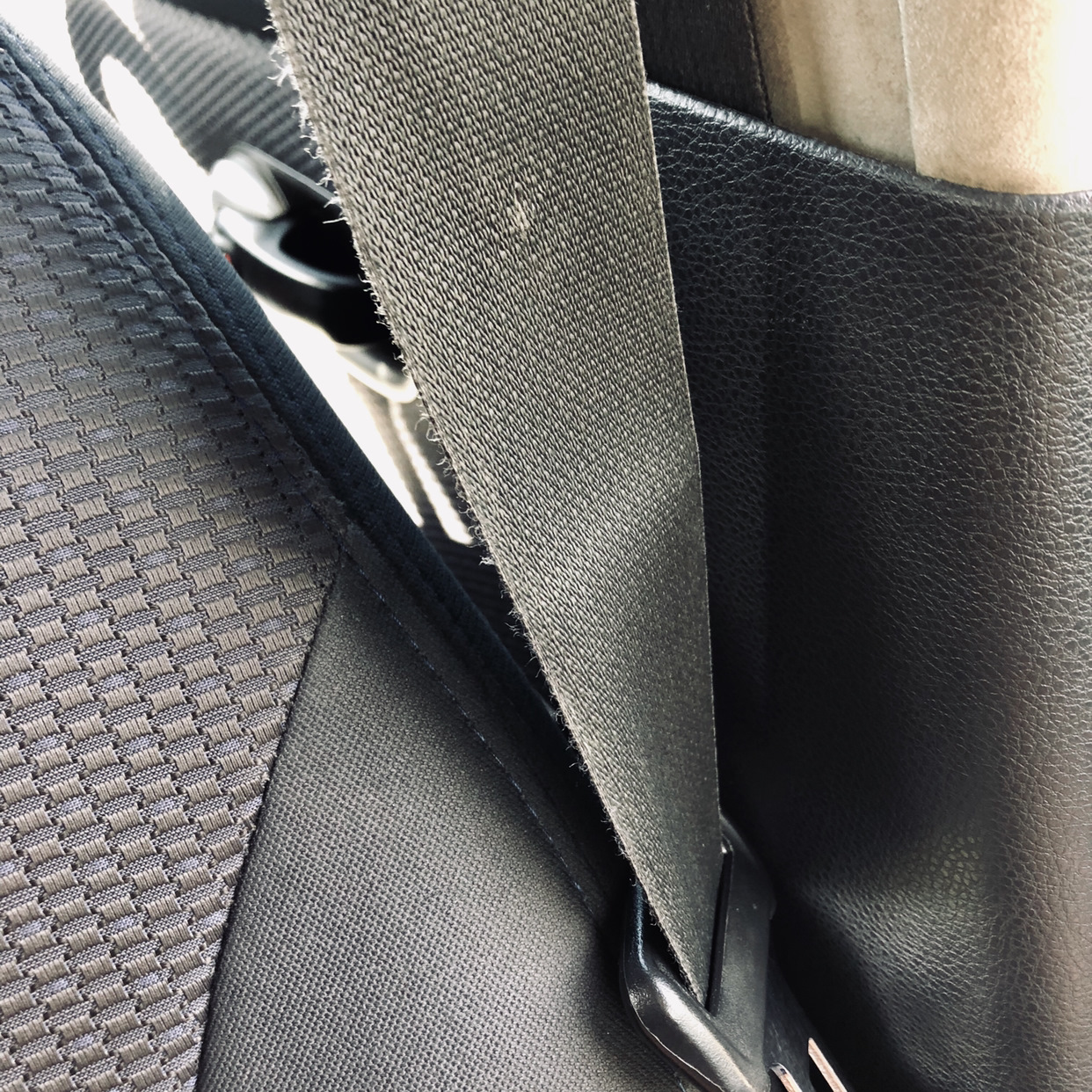 Заклепка на ремень безопасности. — Nissan Tiida (1G), 1,6 л, 2008 года ...