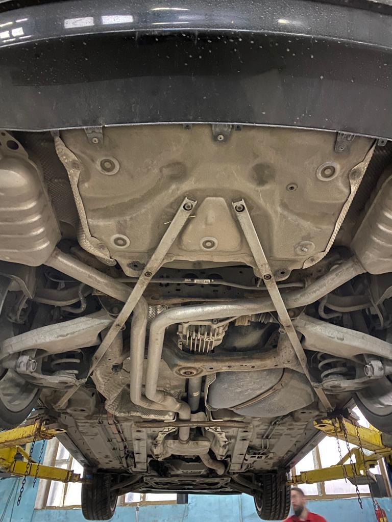 Вид снизу и замок лючка бака — Audi A7 Sportback (1G), 3 л, 2011 года ...