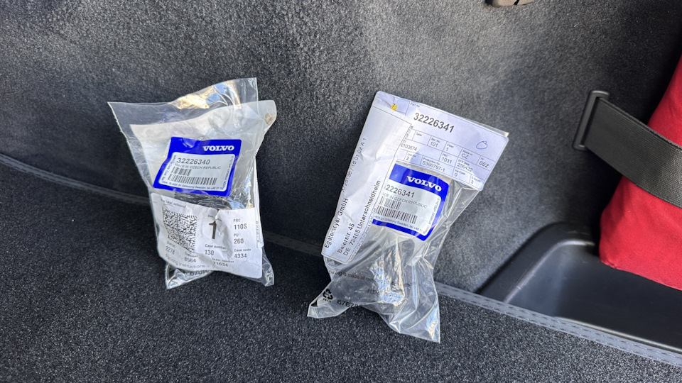 Ещё установил два крючка для вешалок — Volvo XC90 (2G), 2 л, 2017 года ...