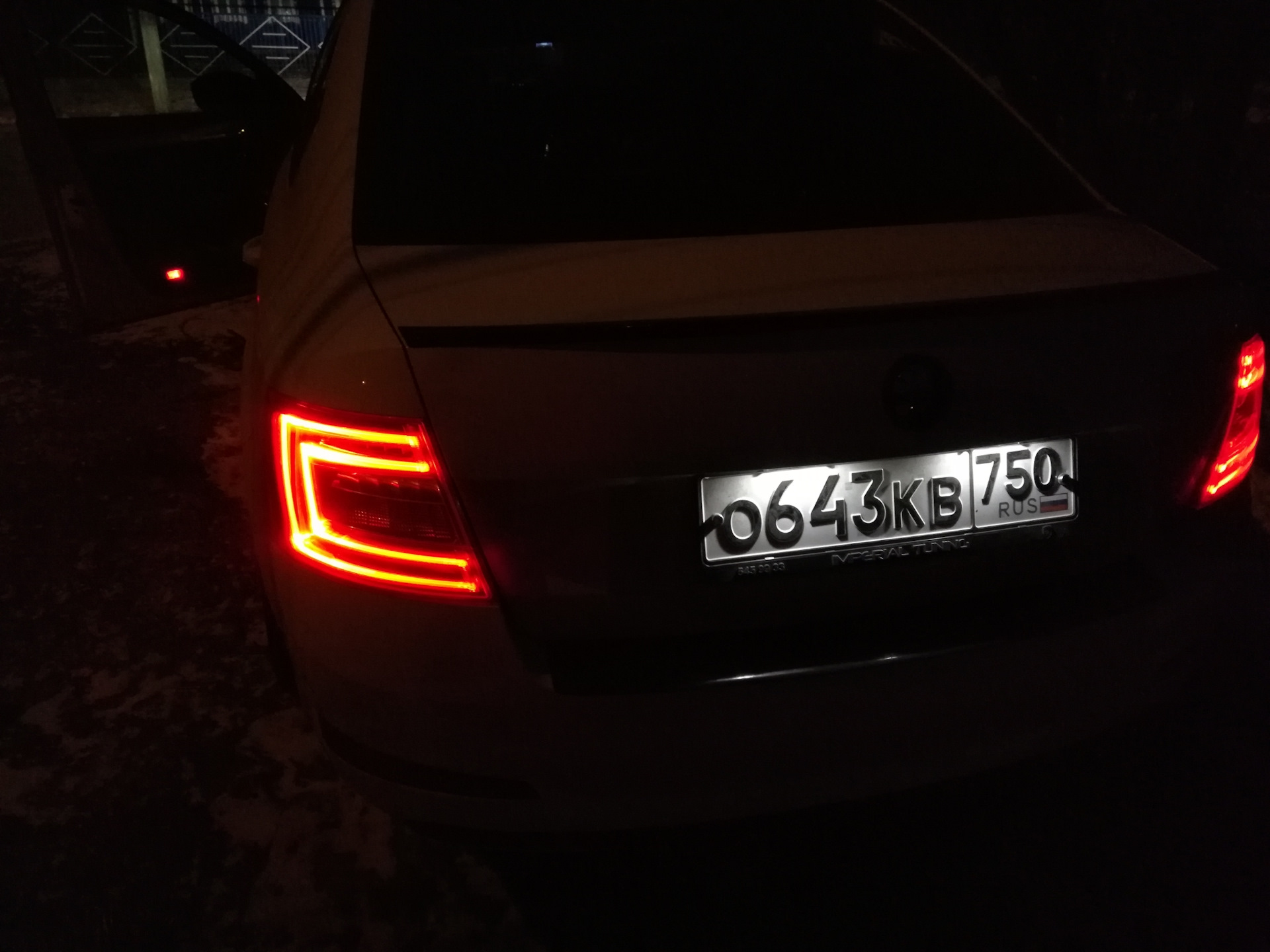 Диодная подсветка номерного знака — Skoda Octavia A7 Mk3, 1,8 л, 2014 ...