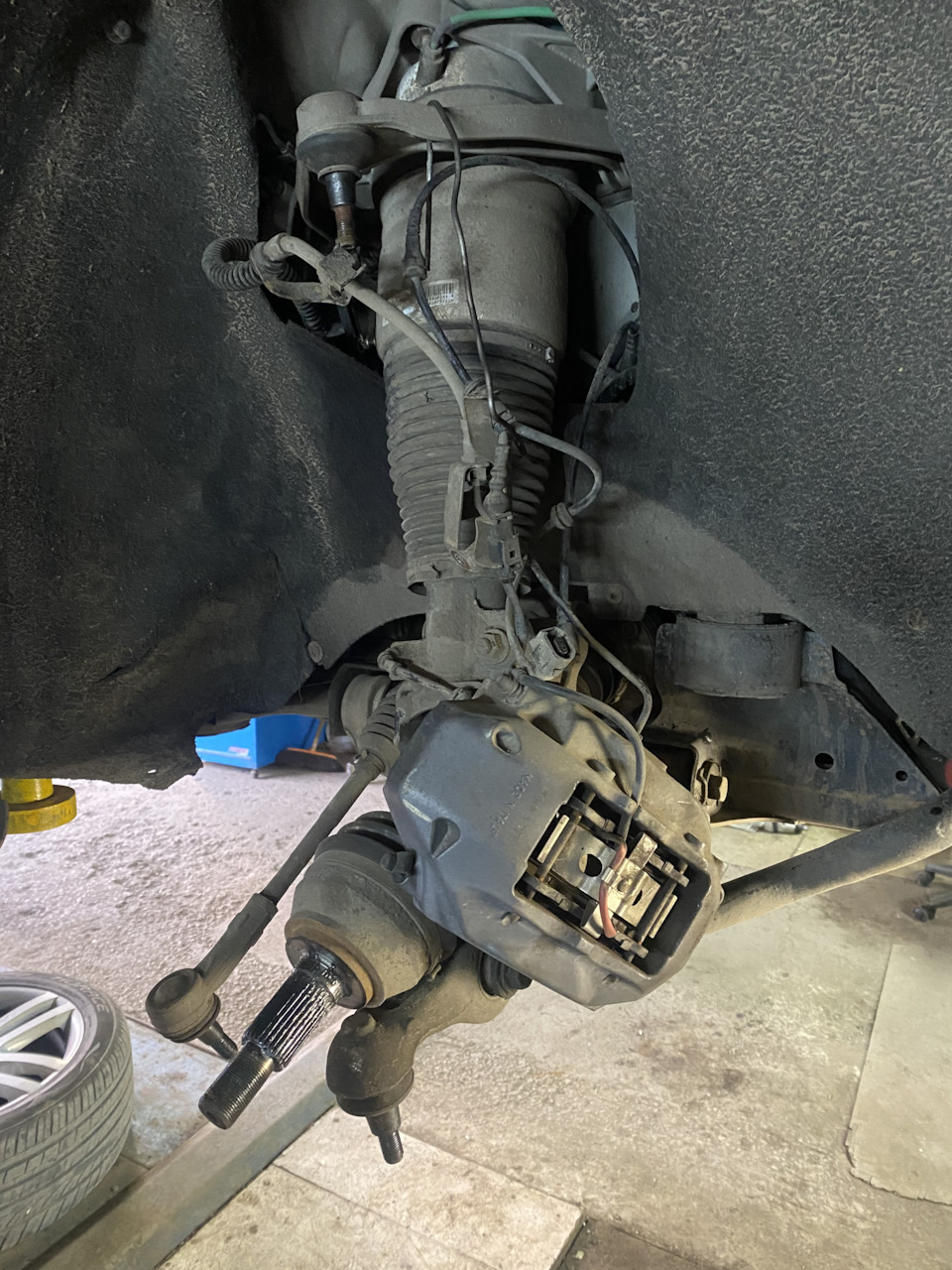 Замена передних подшипников ступицы, переднего правого датчика АБС ...