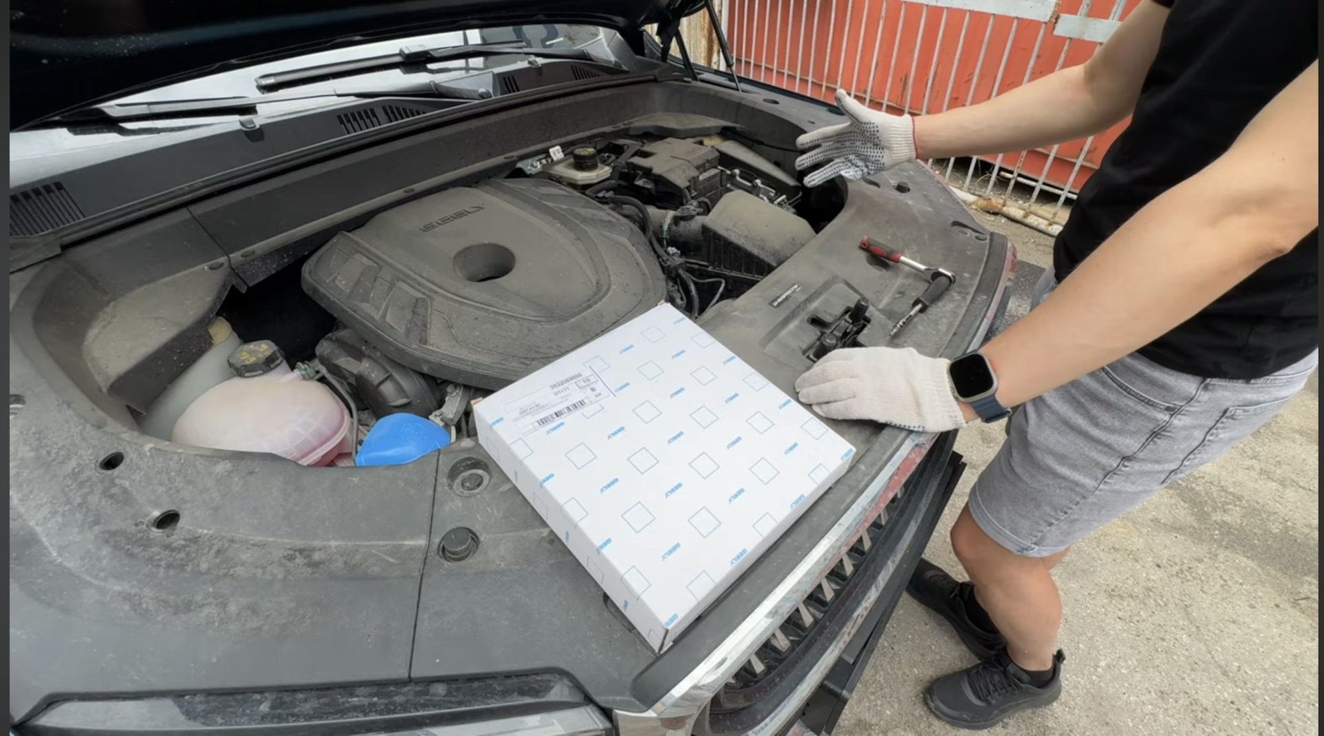 Как поменять воздушный фильтр двигателя. 5т.км, а он настолько грязный ...