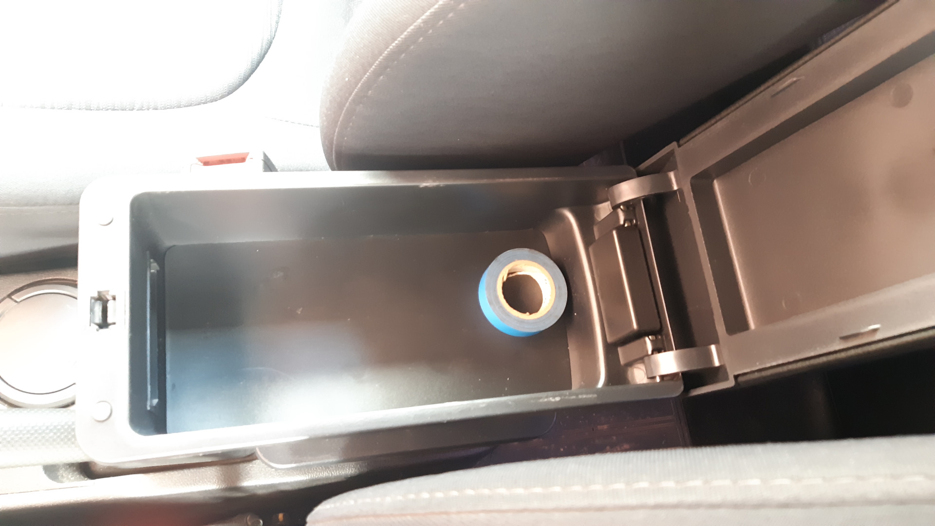 #1 Подлокотник — Hyundai Solaris, 1,4 л, 2014 года | аксессуары | DRIVE2