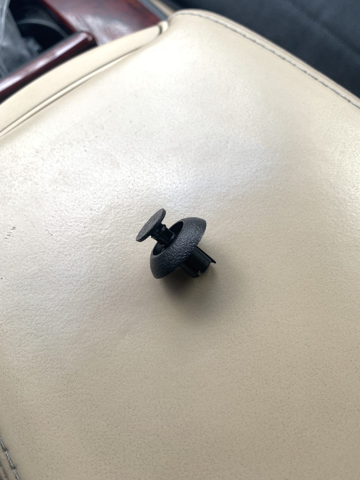 Форсунки омывателя/крючки крепления коврика/клипсы подкапотного ...