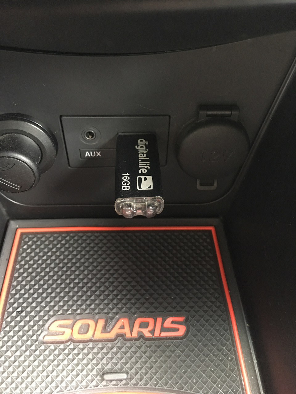 Установил удобный USB-флеш-накопитель. — Hyundai Solaris (1G), 1,6 л ...