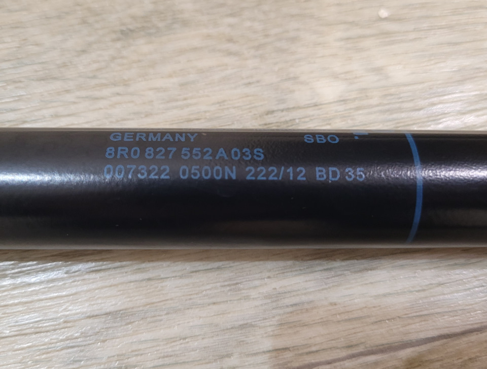 Замена газовых упоров багажника — Audi Q5 (1G), 2 л, 2012 года | своими ...