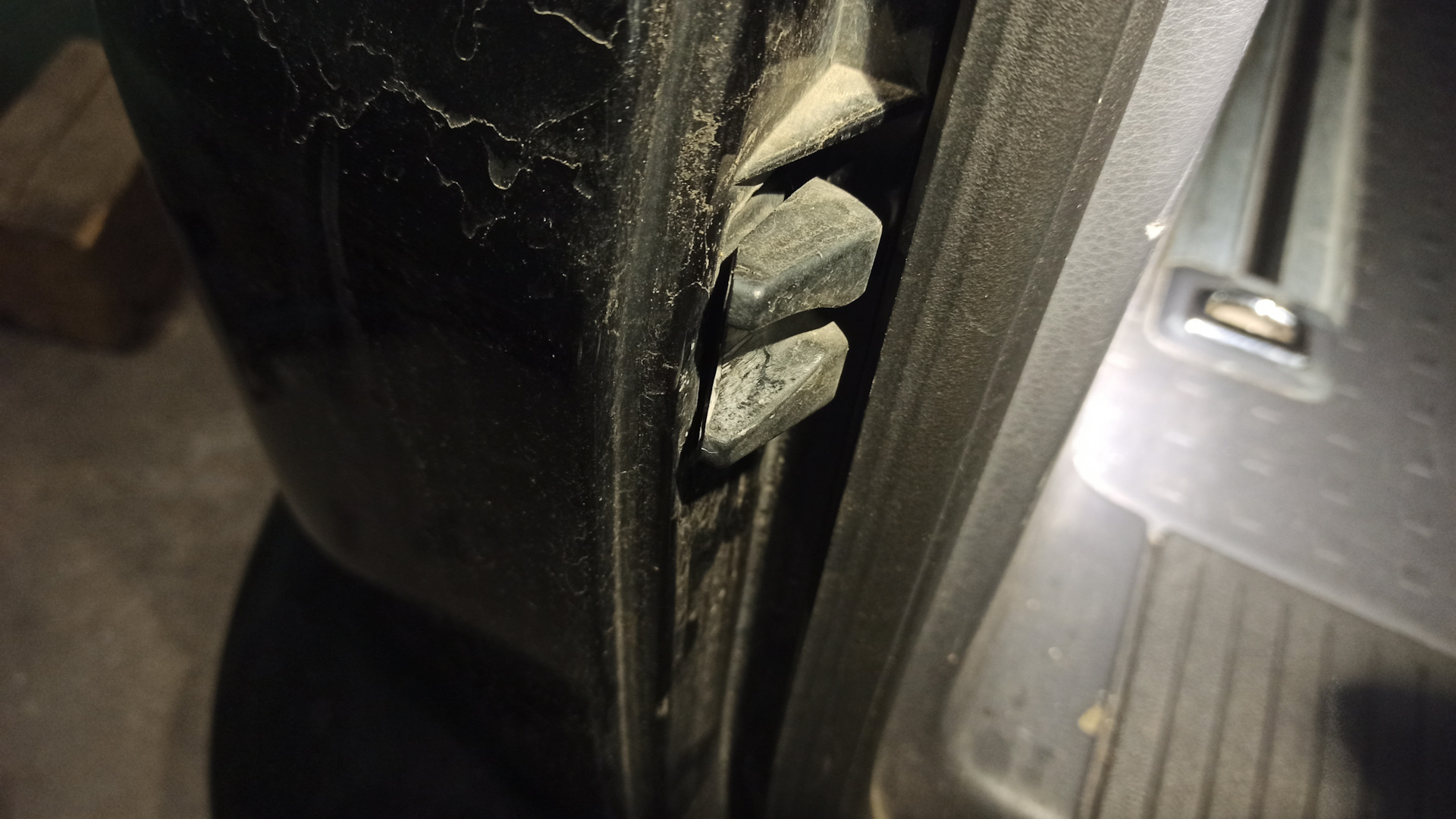 Упоры крышки багажника. — Volkswagen Multivan (T5), 2 л, 2014 года ...