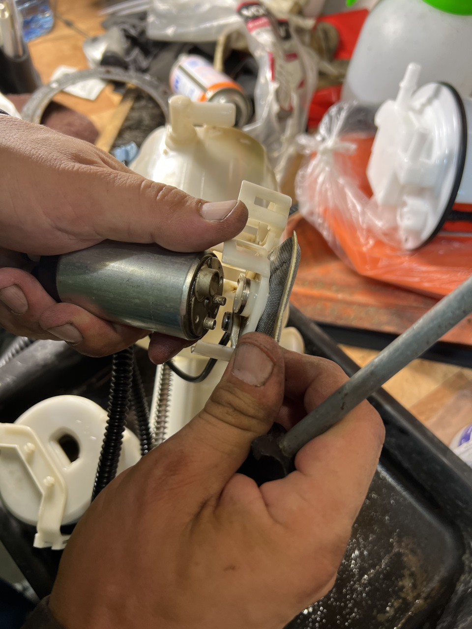 Замена топливного насоса и фильтра — Toyota RAV4 (III), 2,4 л, 2012 ...