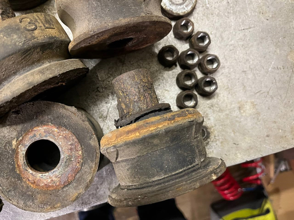 Замена подушек кузова — Toyota FJ Cruiser, 4 л, 2011 года | плановое ТО ...