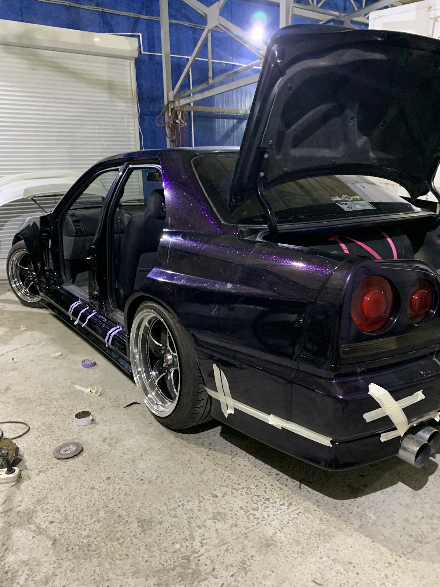 Установка клычков и накладок на пороги — Nissan Skyline (R34), 2,5 л, 1998 года | стайлинг | DRIVE2