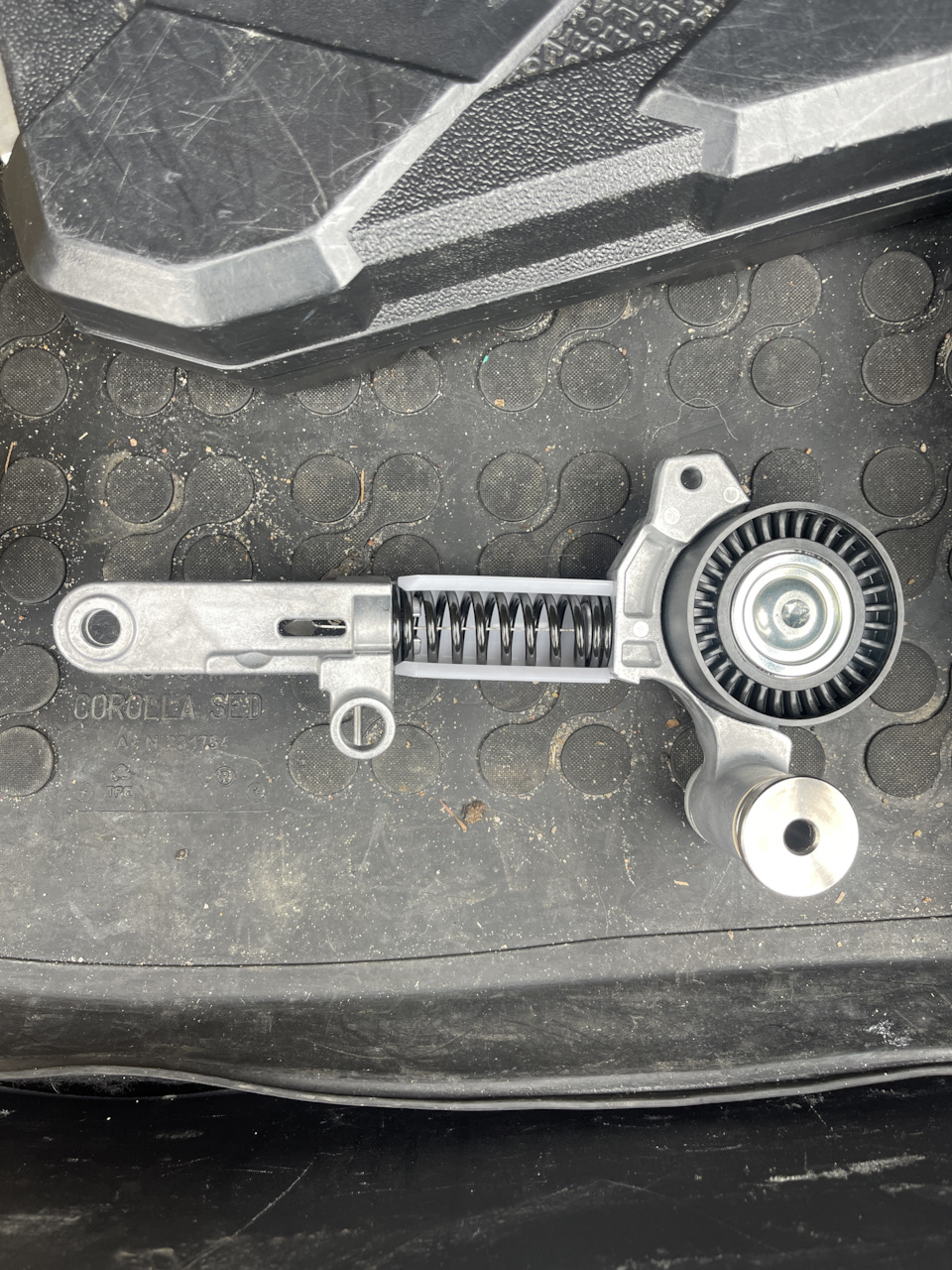 Замена ремня и натяжителя — Toyota Avensis III, 1,8 л, 2016 года ...