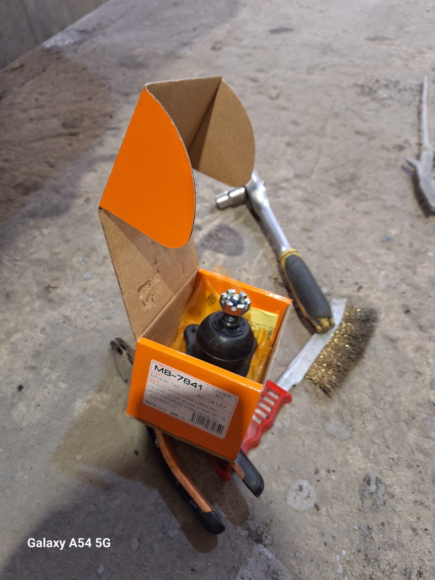 Замена правой верхней шаровой и левого рулевого наконечника ...