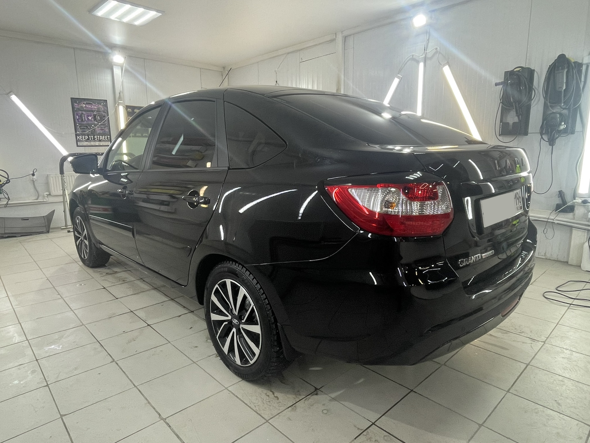 Тонировка 🙌🏼 — Lada Гранта Лифтбек (2G), 1,6 л, 2022 года | тюнинг | DRIVE2