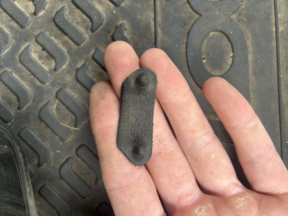 Вопрос про заглушки в багажнике — Renault Logan (1G), 1,6 л, 2011 года ...