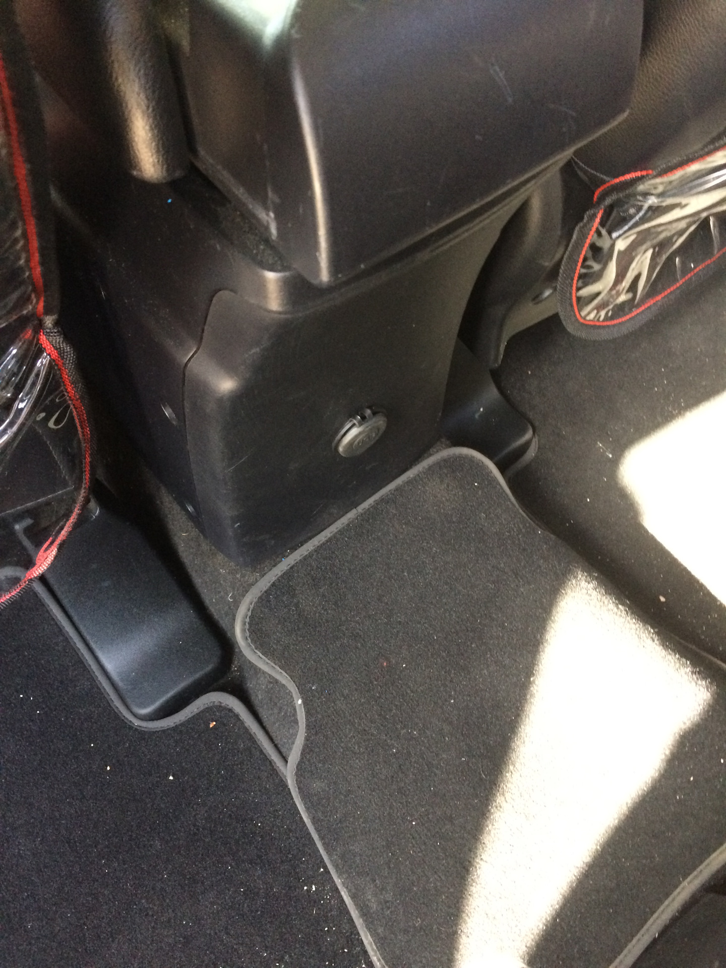 USB зарядка — Mitsubishi Outlander XL, 3 л, 2007 года | аксессуары | DRIVE2