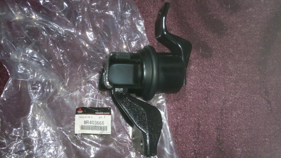 Замена правой подушки двигателя — Mitsubishi Lancer IX, 1,6 л, 2005 ...