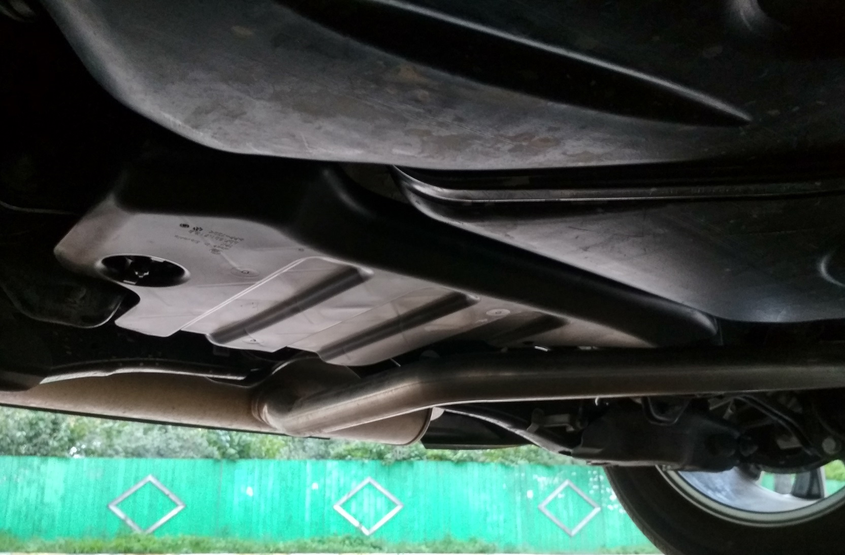 Установка аэродинамического пыльника заднего подрамника — Volkswagen ...