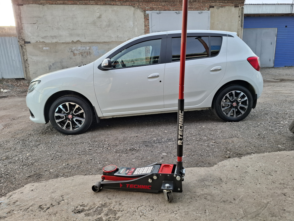 Очередной шиномонтаж с домкратом от TECHNIC RUNTEC, часть №2 — Renault Sandero 2G, 1,6 л, 2018 ...