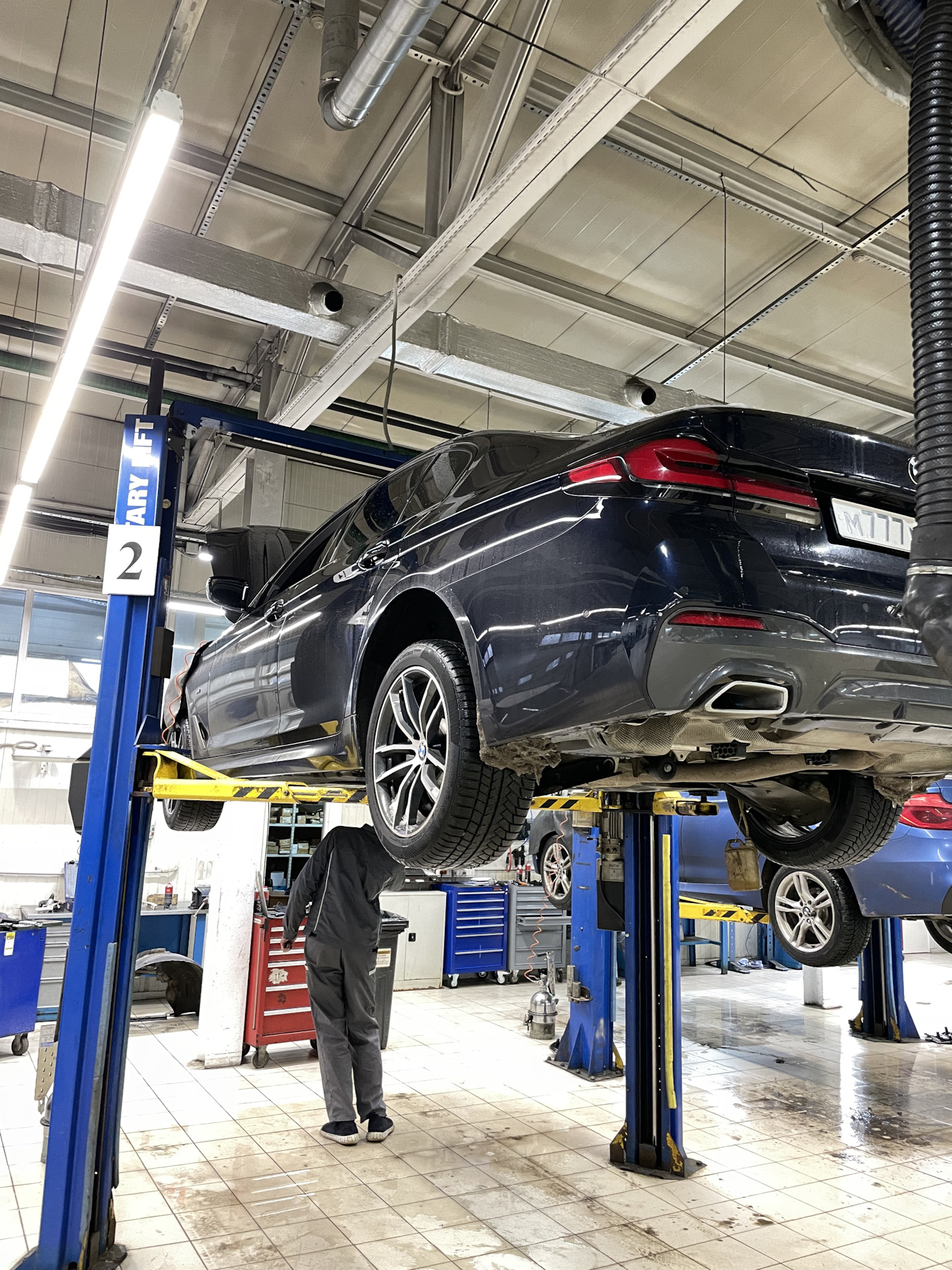 28. Замена тормозной — BMW 5 series (G30), 2 л, 2021 года | плановое ТО ...