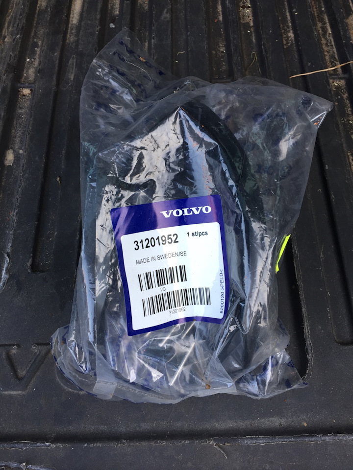 Грязевые щитки задних амортизаторов 31201952 на Volvo XC70 III. | 600 ...