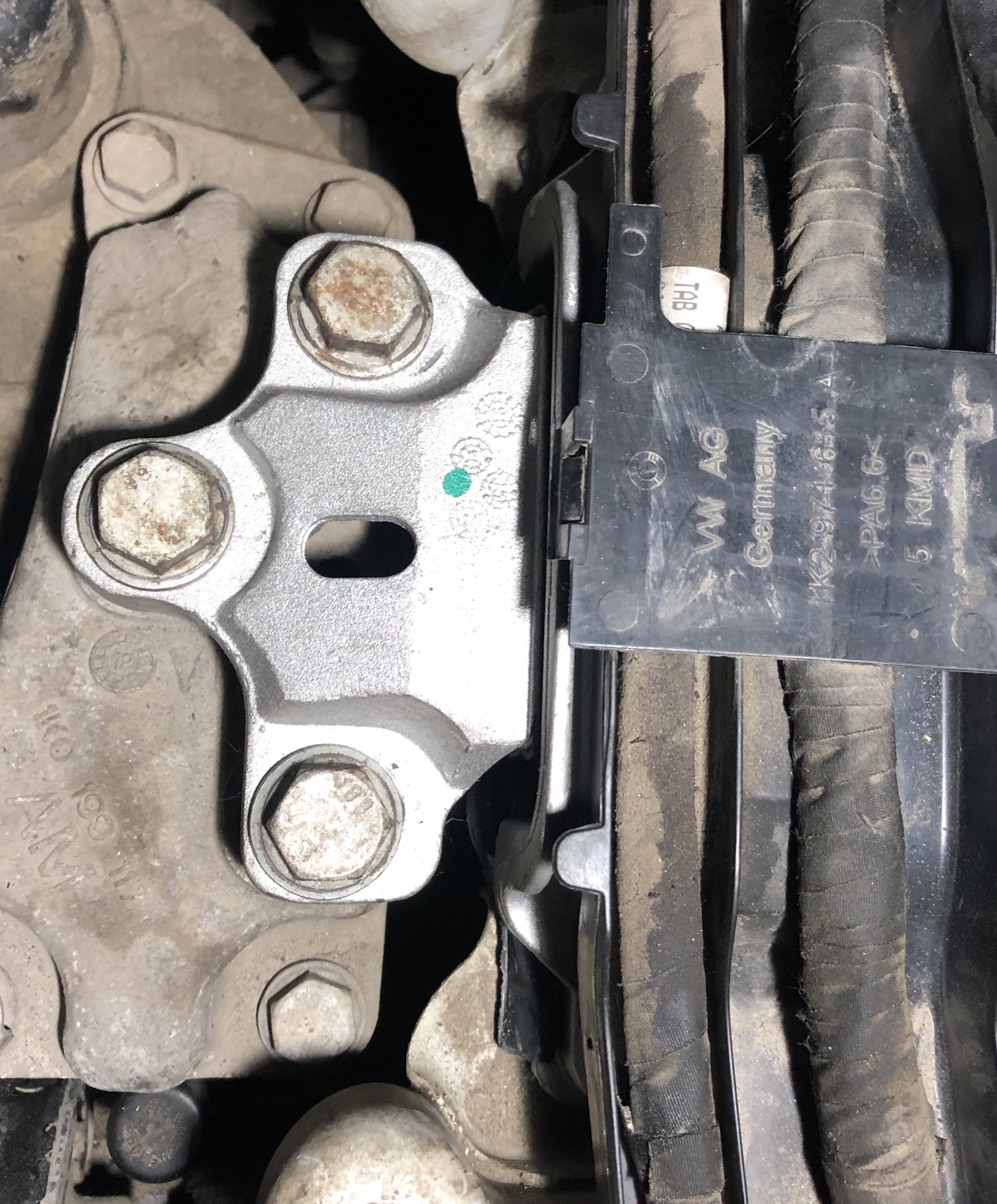 Гидро опора КПП от Audi 8J0199555D — Volkswagen Touran (1G), 2 л, 2013 ...