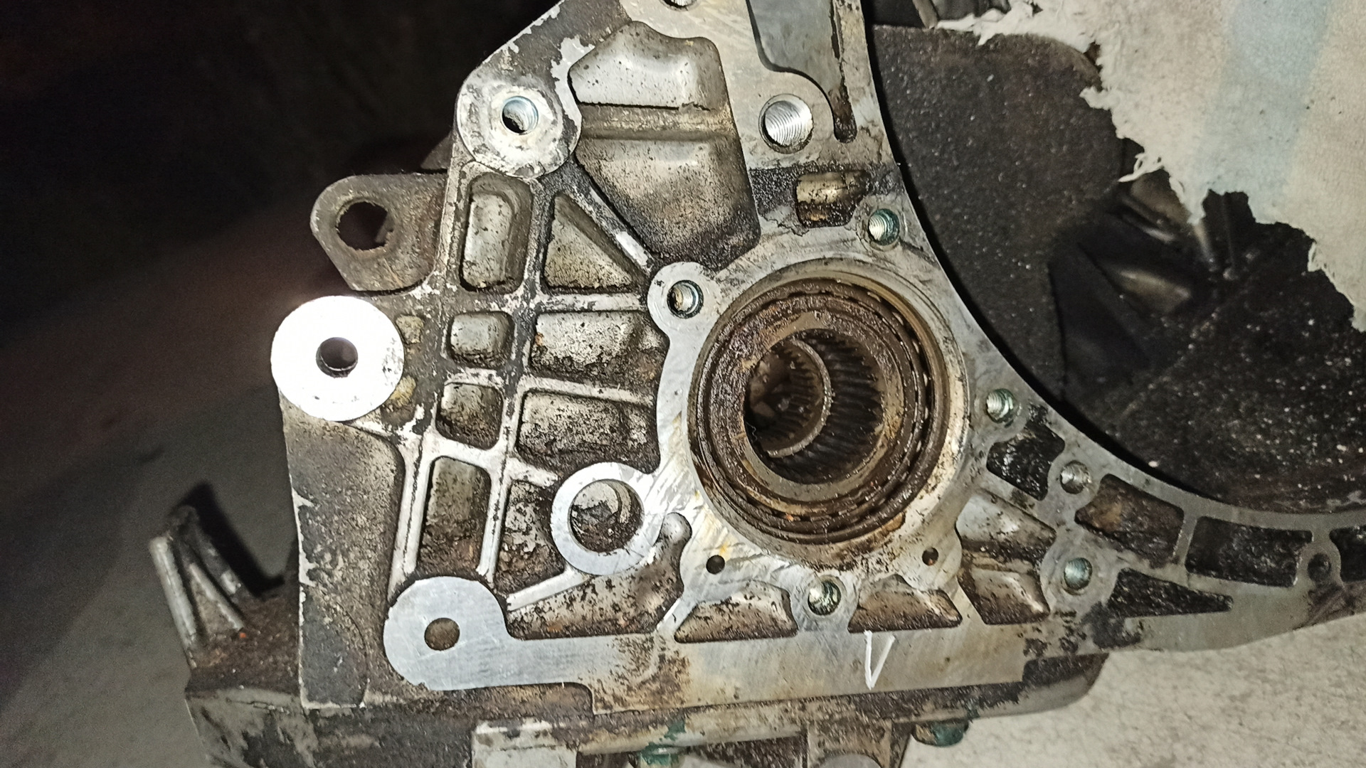 Крышка сальника МКПП на F20 4x4 — Opel Calibra, 2 л, 1995 года | своими ...