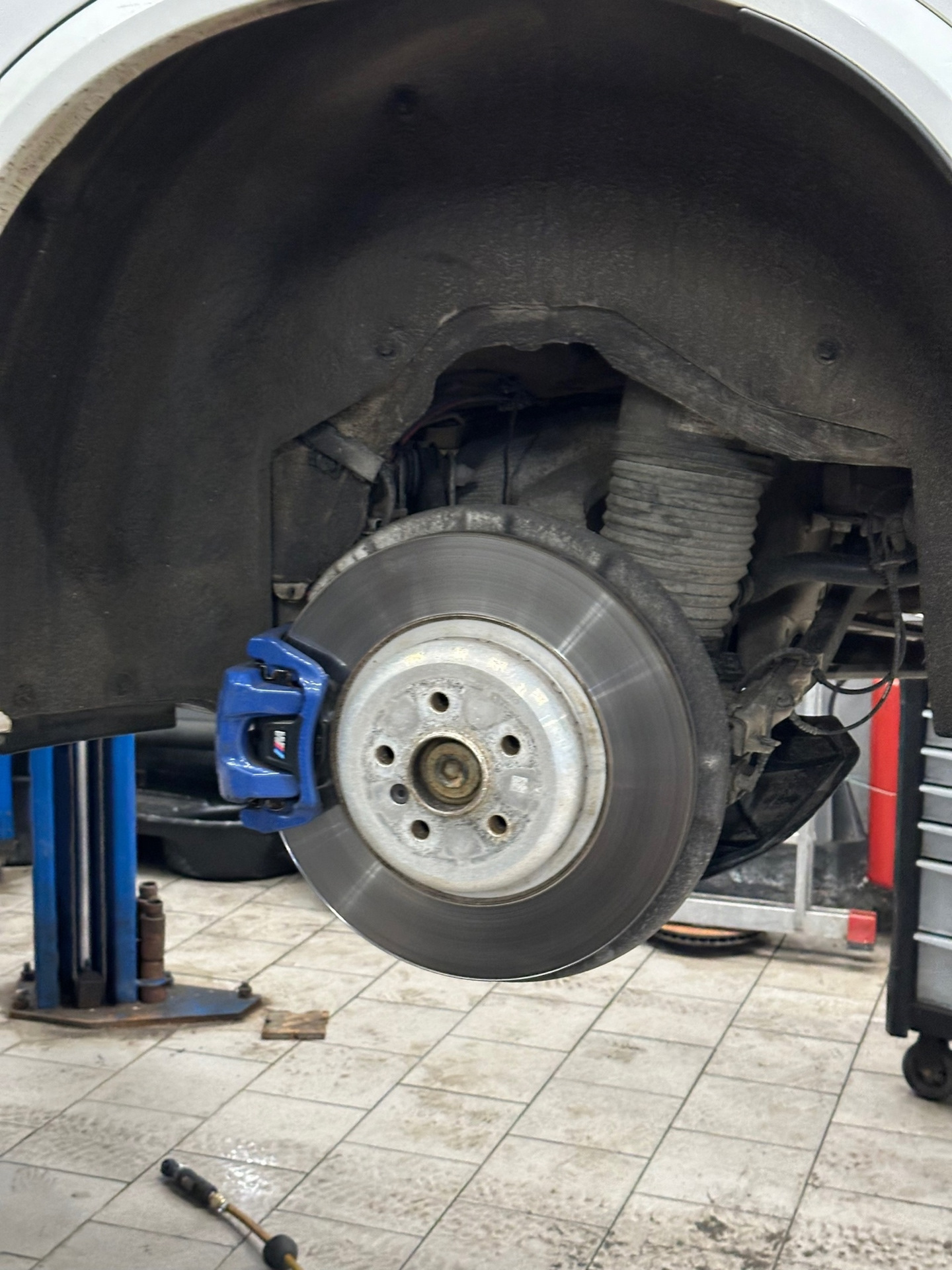 39. Обслуживание BMW X5 G05: оригинальные рычаги, колодки, сход-развал ...