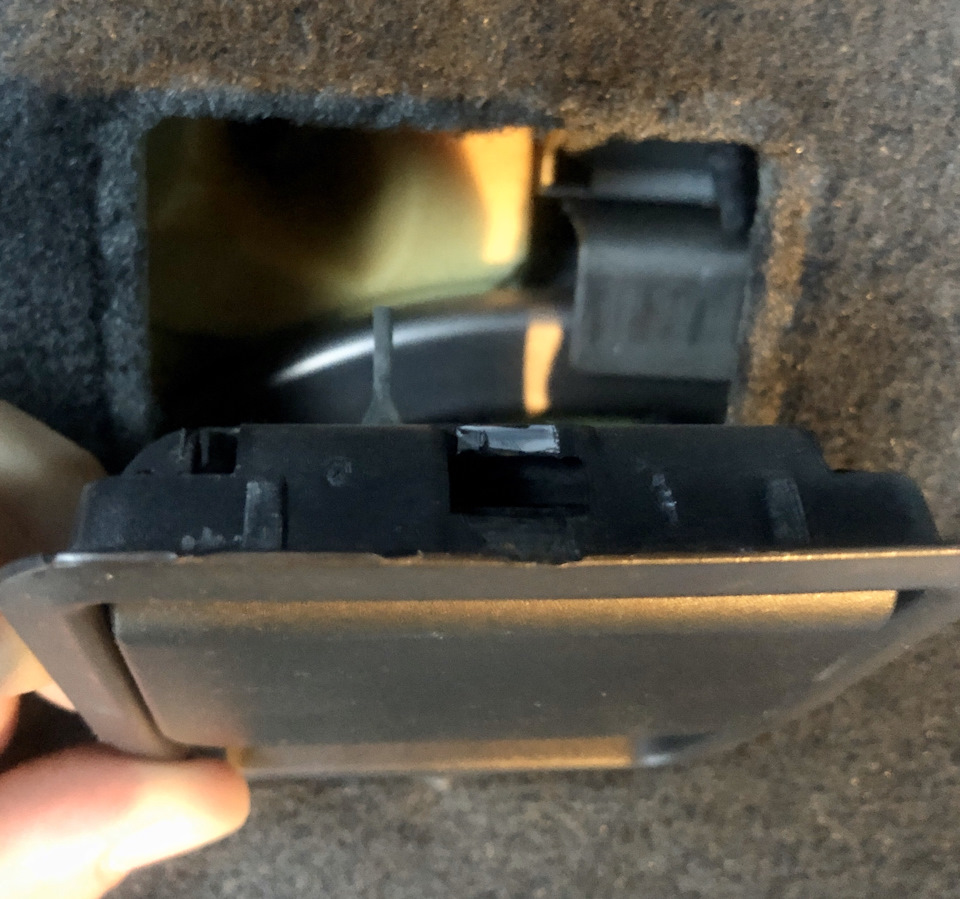 Ручка откидывания спинок второго ряда — Volvo XC90 (1G), 2,5 л, 2011 ...