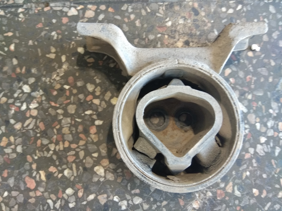 Замена подушки редуктора — Toyota RAV4 (II), 2 л, 2001 года | своими ...