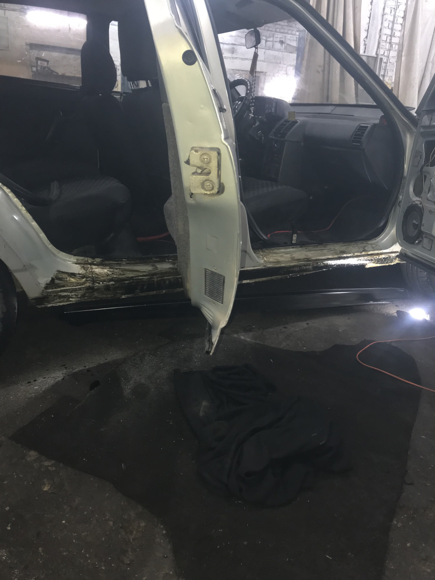 Антикор порогов 2112 чистим от антигравия — Lada 21122, 1,5 л, 2002 ...