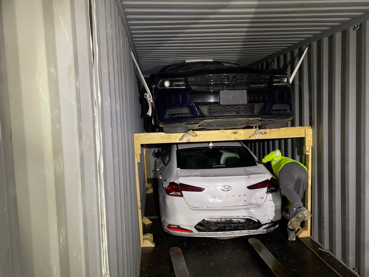 Погружена в контейнер и готова к отправке. — Dodge Charger (7G), 5,7 л ...