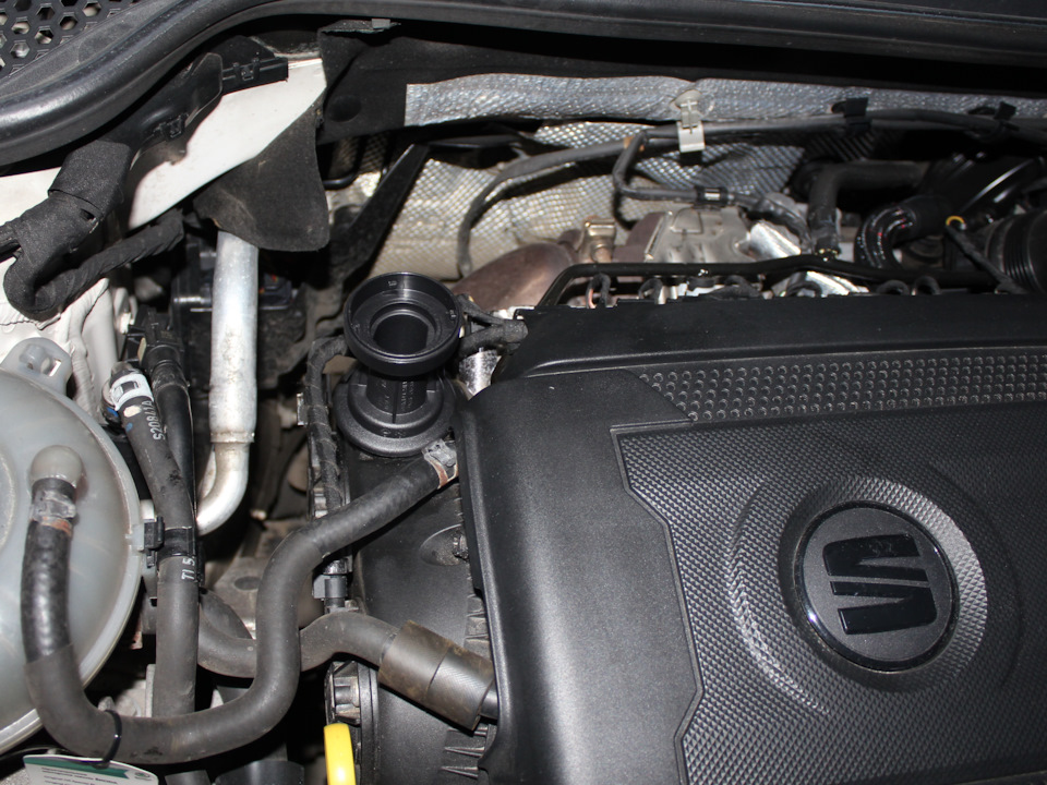 ТО-6 (90 000 км). Маслозаливная горловина 06K103281A — SEAT Leon FR ...