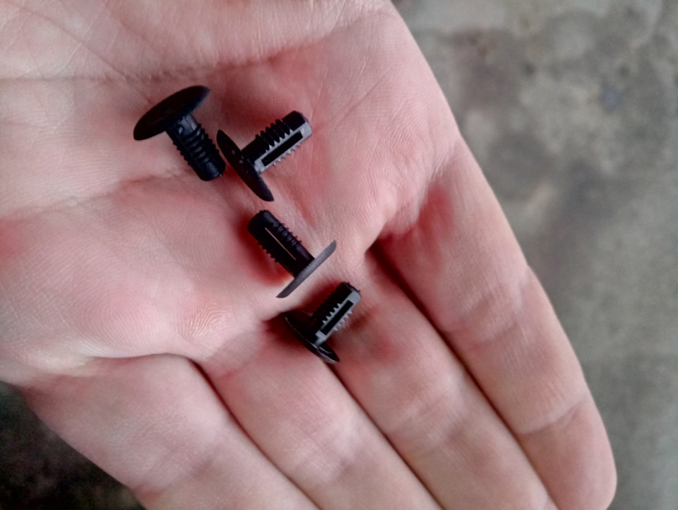 заглушки отверстий под багажные дуги дверного проёма — Renault Fluence ...