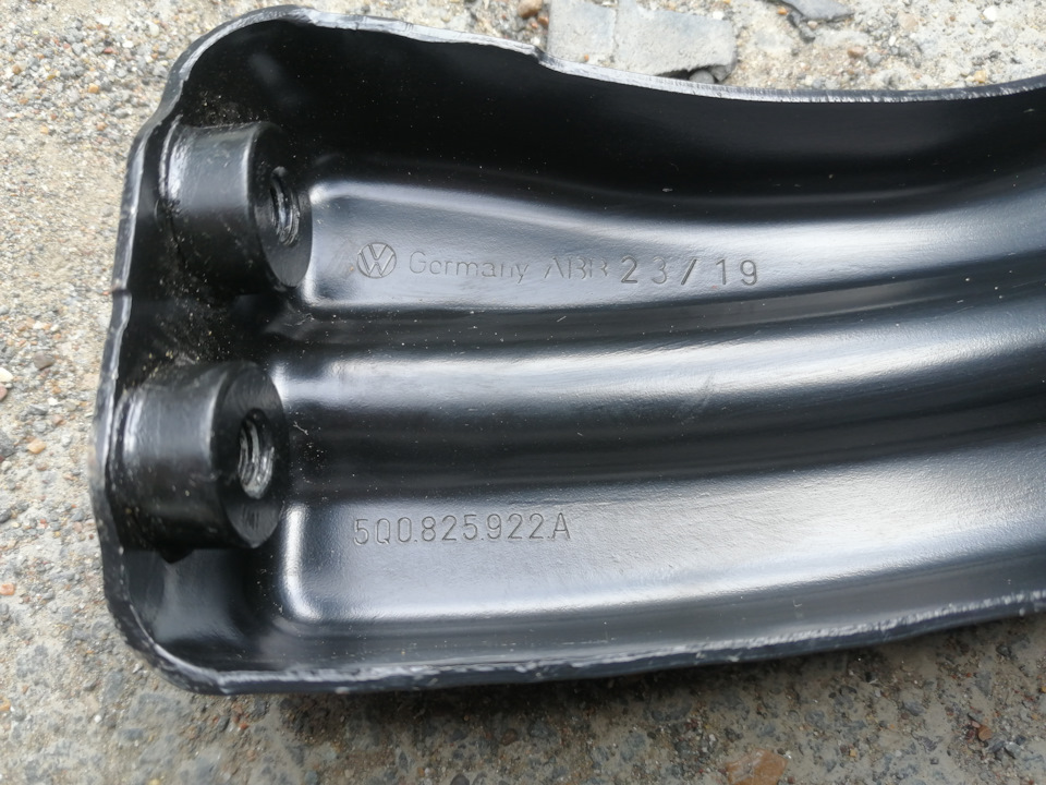 5Q0825922A Кронштейн защиты двигателя правый VAG | Запчасти на DRIVE2