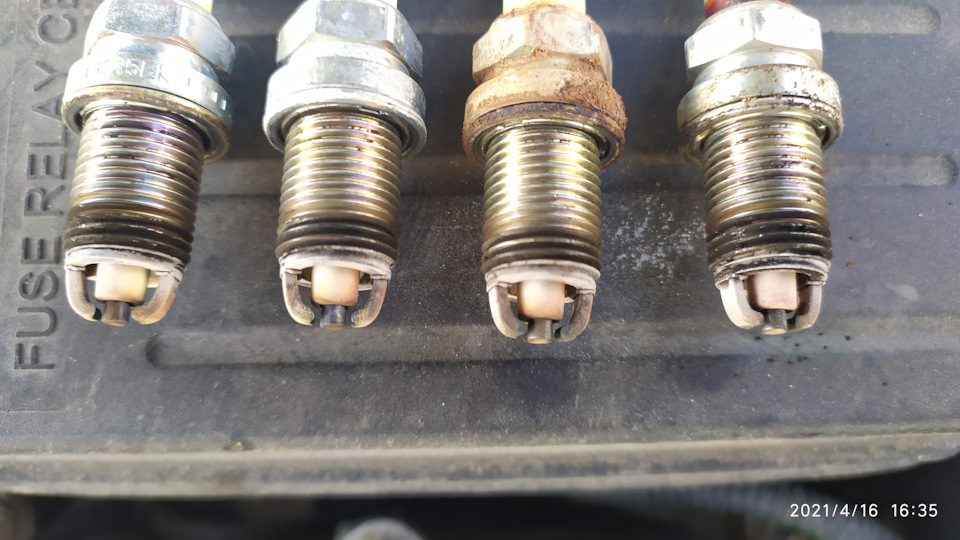 Замена свечей, ламп ближнего света и концевика капота Chevrolet Lacetti ...