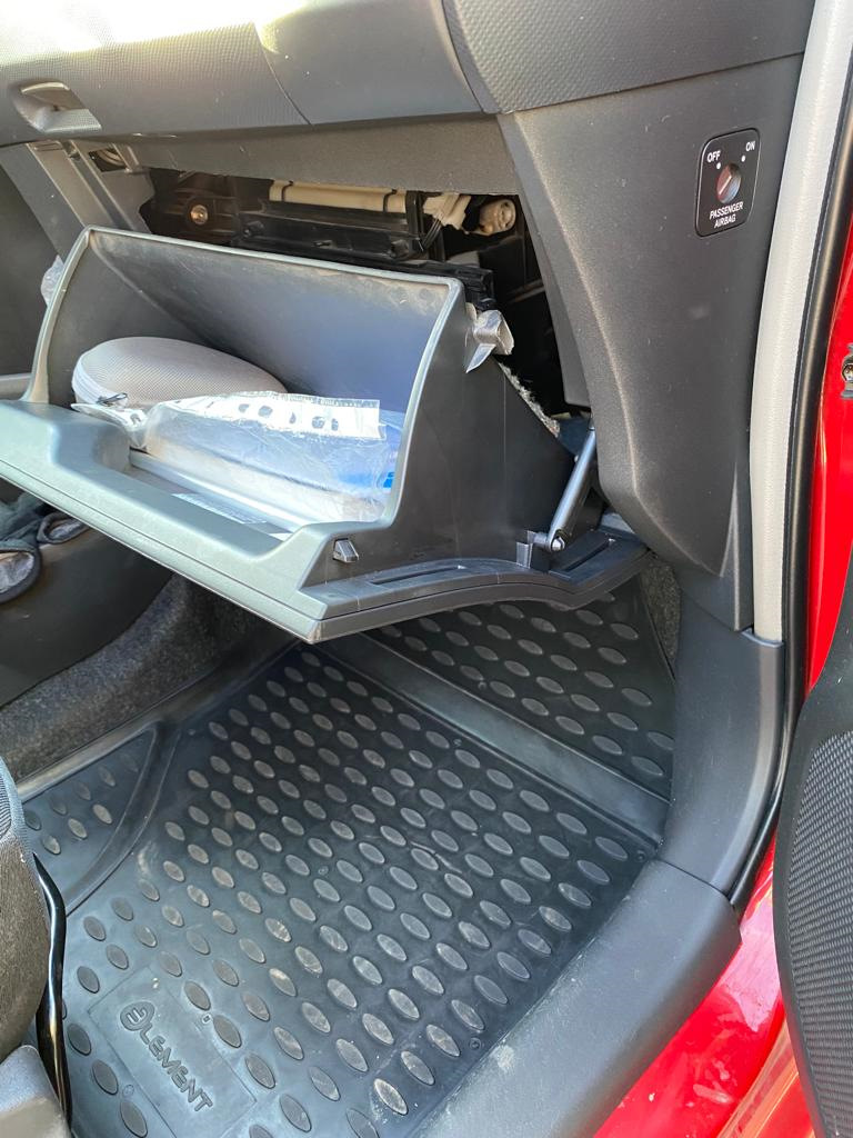 Амортизатор(демпфер) бардачка 55054-52020 — Toyota Yaris (p2), 1,3 л ...