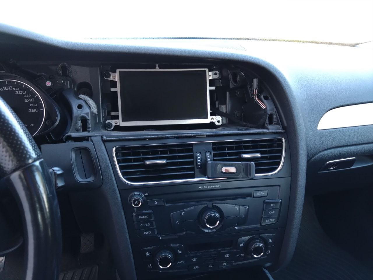 [23-09-16] Замена экрана Audi infotainment system (concert) — Audi A4 ...