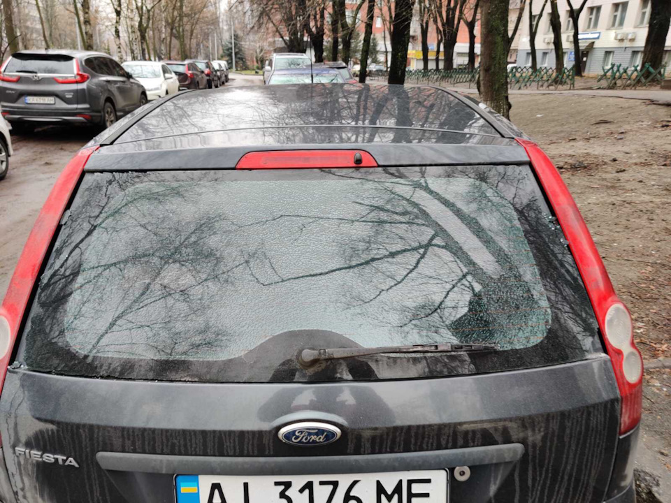 Стекло багажника — Ford Fiesta (Mk V), 1,4 л, 2008 года | помощь на ...