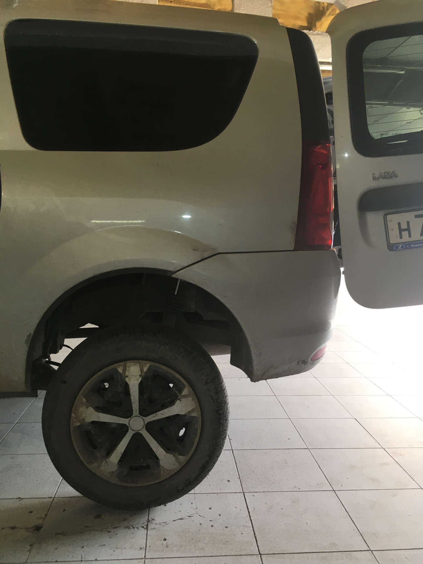 Замена зад: амортизаторы, пружины + установка баллонов — Lada Ларгус, 1 ...