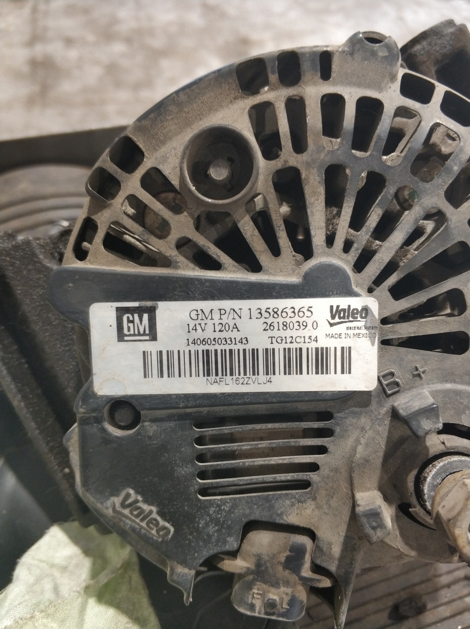 Ролики: натяжной и обводной. Ремень поликлиновый. Обгонная муфта ...