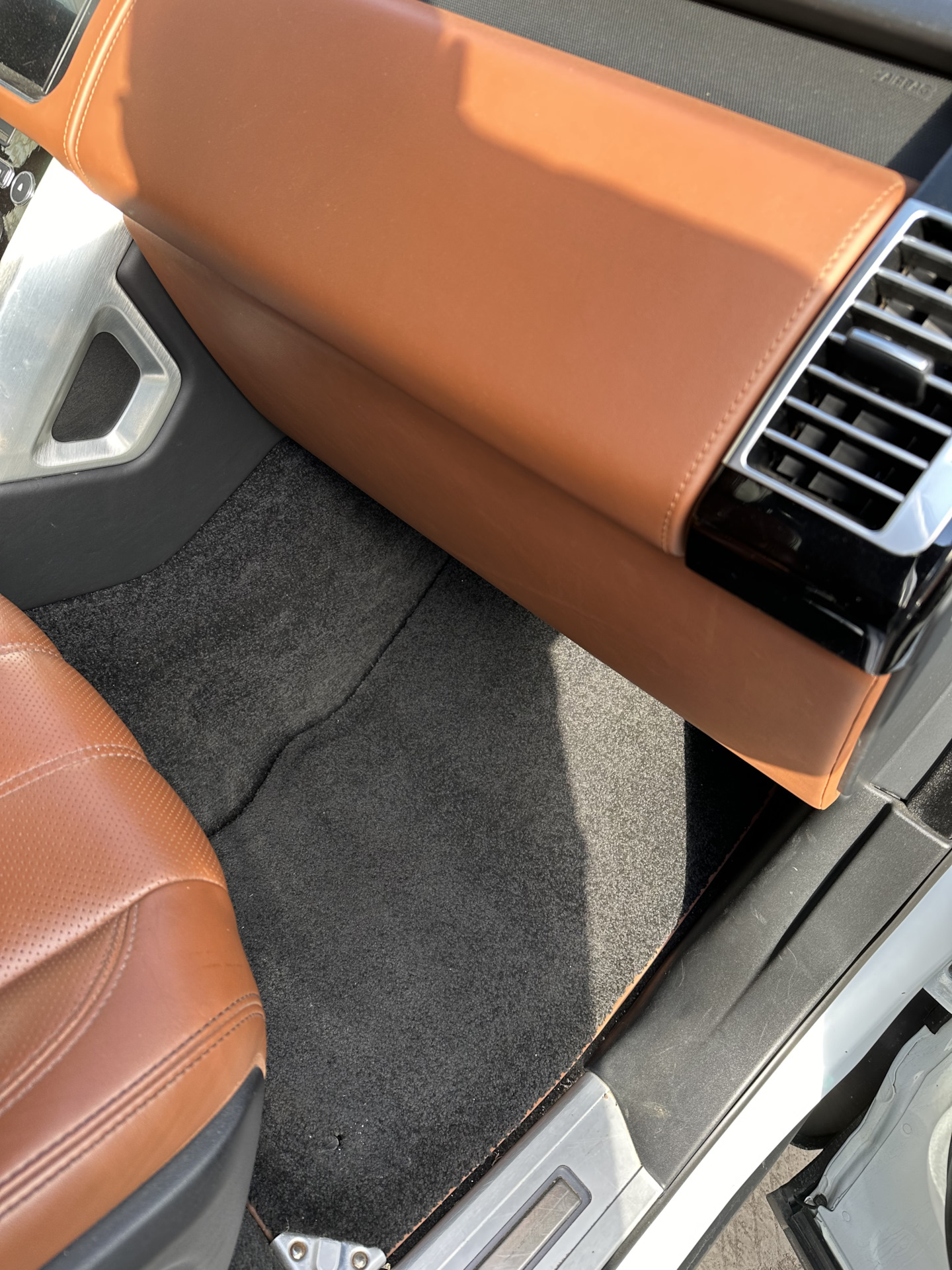 Замена демпфера открытия бардачка пассажира FFZ500090 — Land Rover ...