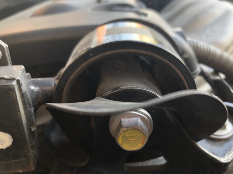 Замена верхней опоры (подушки) двигателя — Toyota Camry (XV40), 2,4 л ...