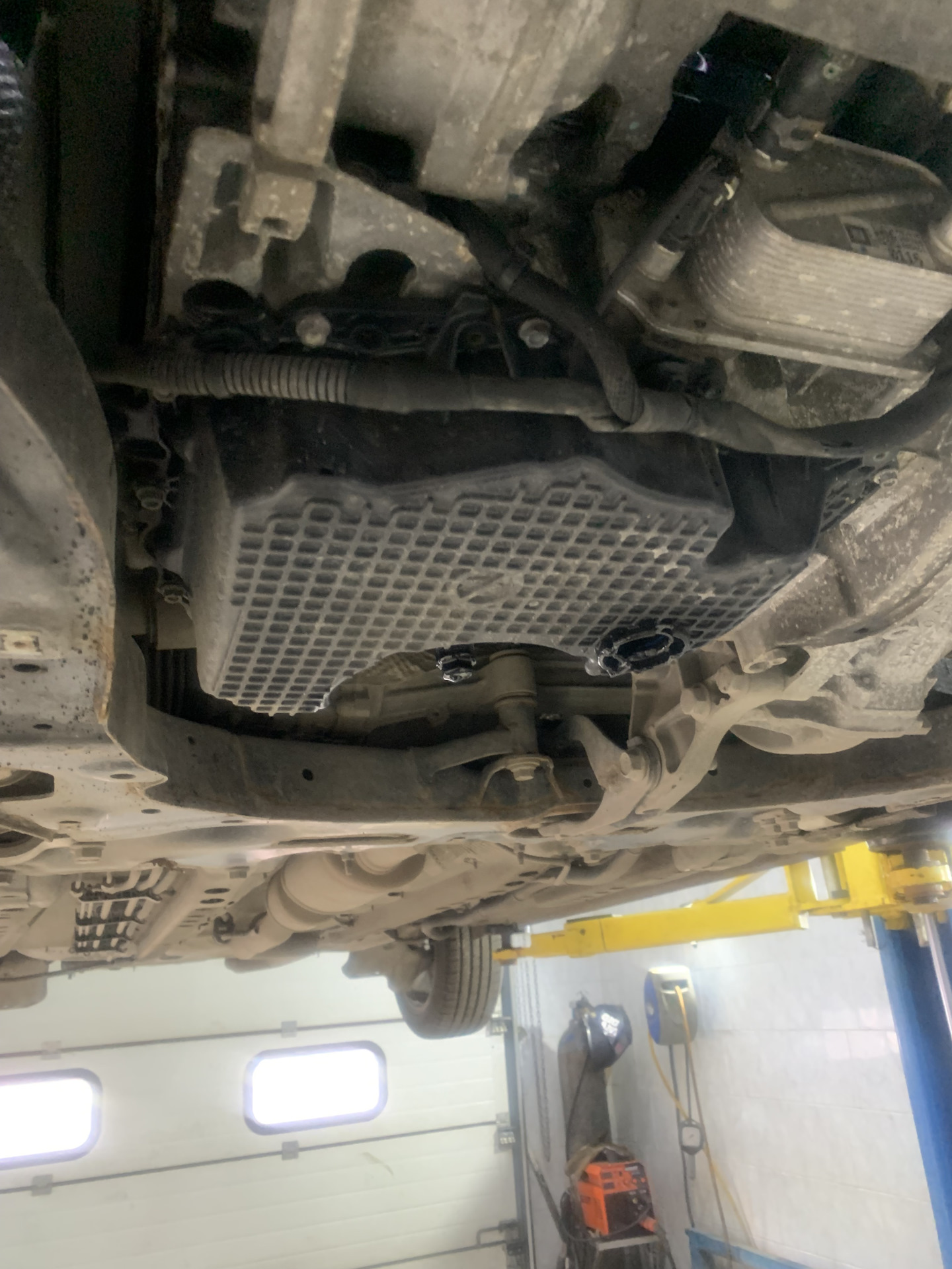 Проверка гайки масло насоса — Opel Astra K, 1,5 л, 2019 года | визит на ...