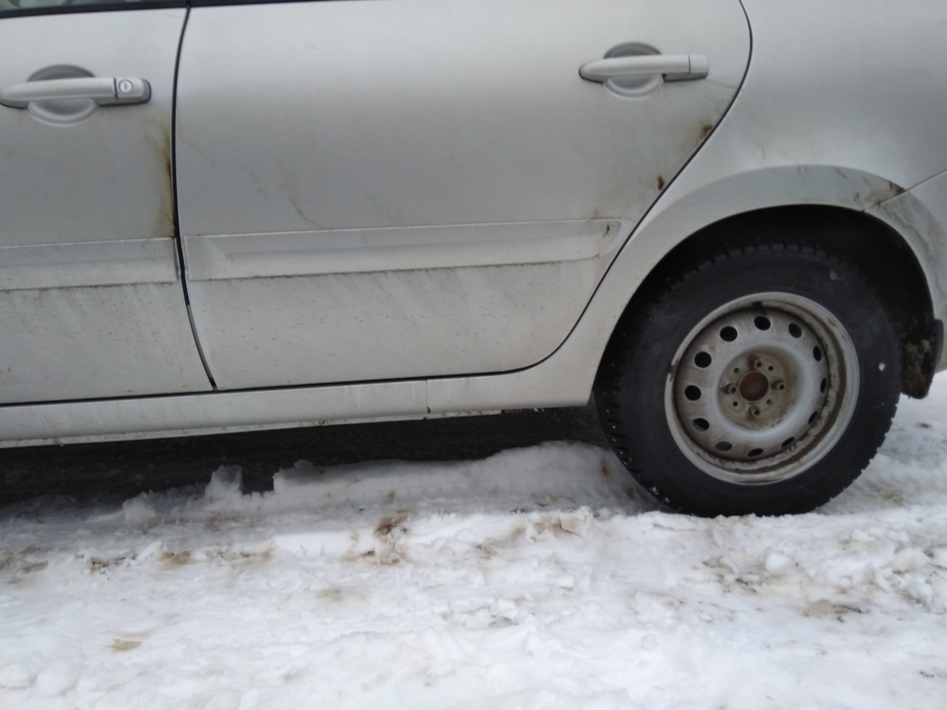 Облезает краска с порогов. — Lada Гранта Универсал, 1,6 л, 2019 года ...