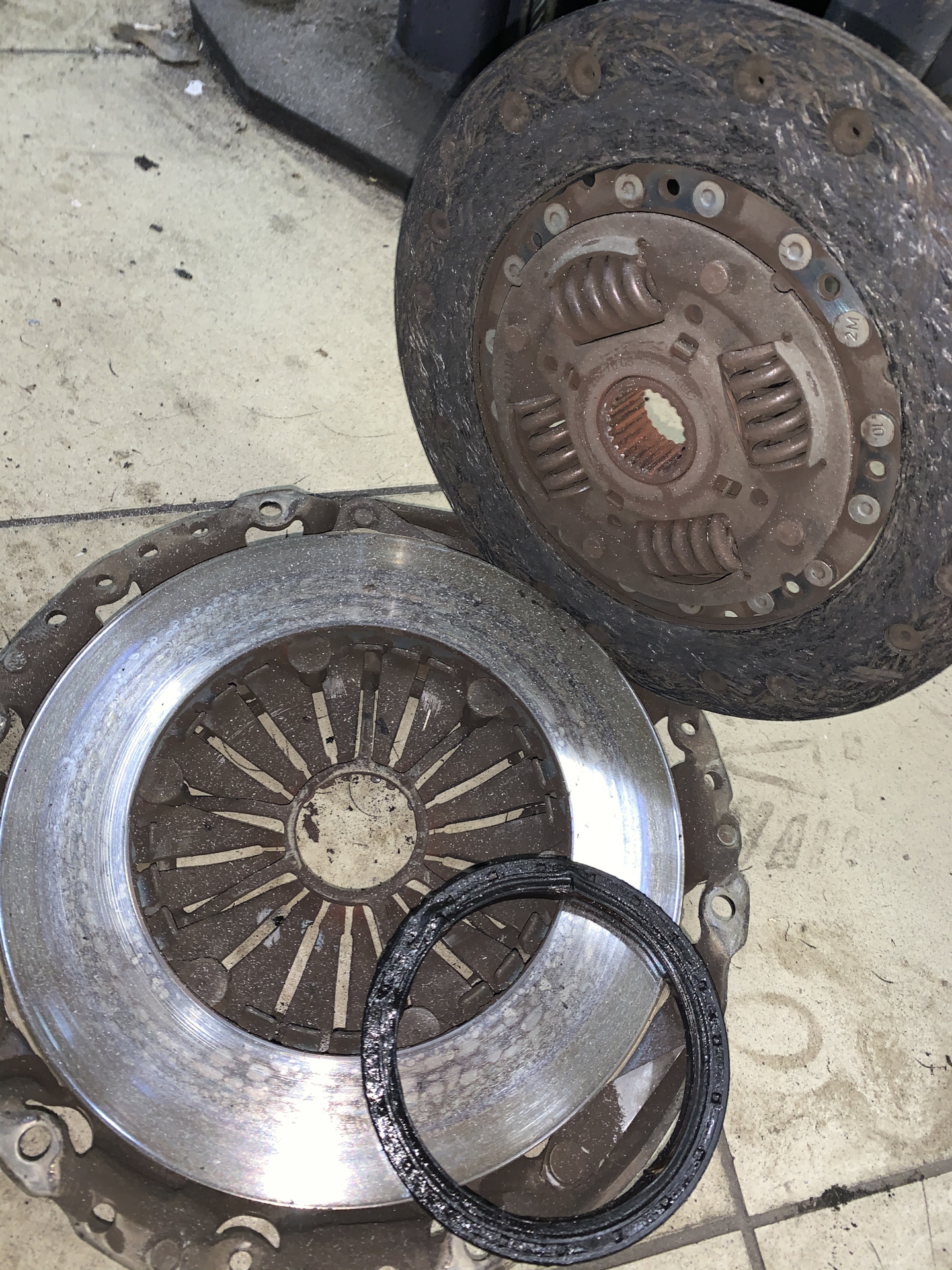 W211 m112 Замена заднего сальника коленчатого вала и комплекта ...