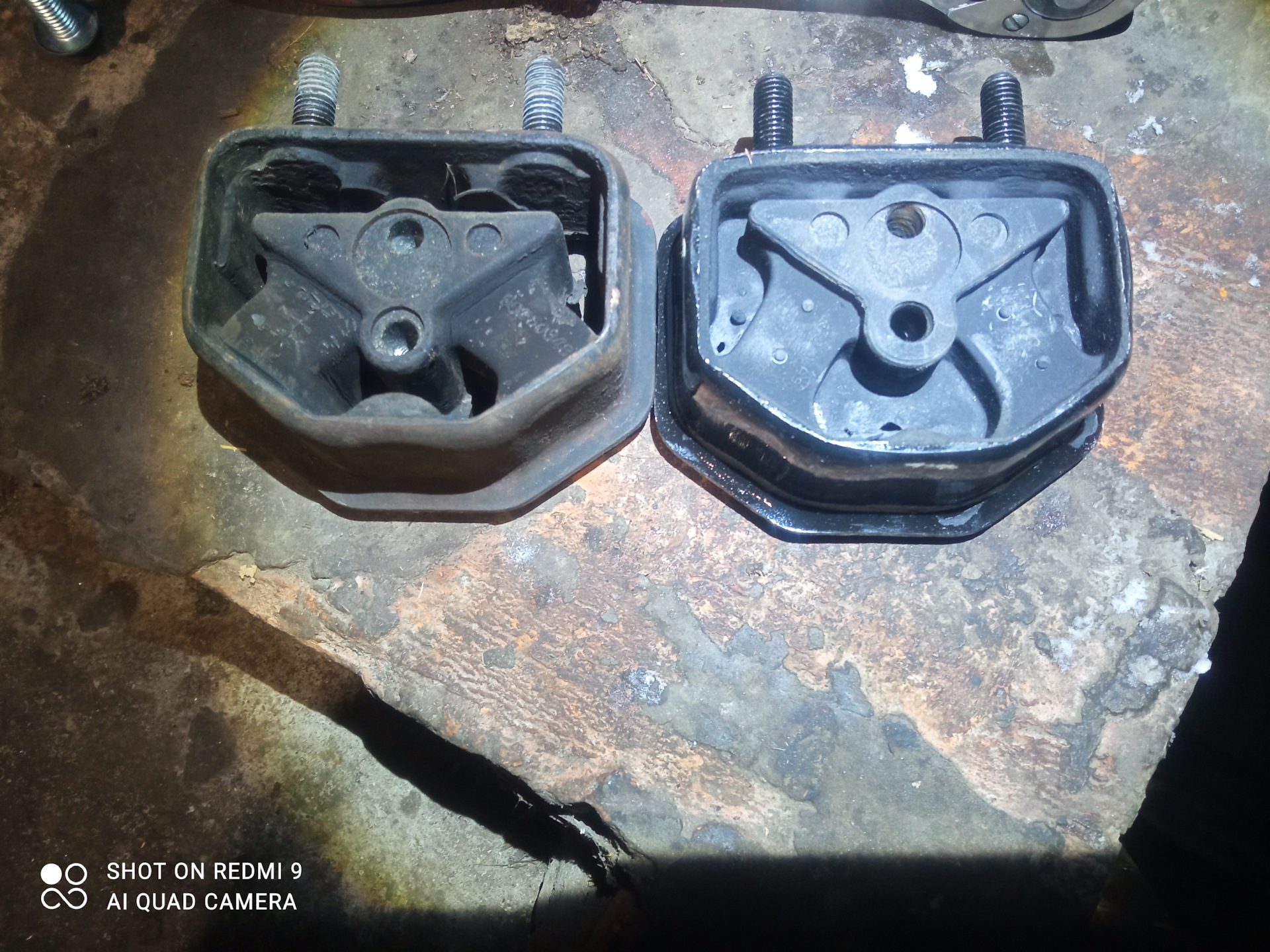 Прокладка термостата, сальник и шток выбора передач, подушки двигателя ...