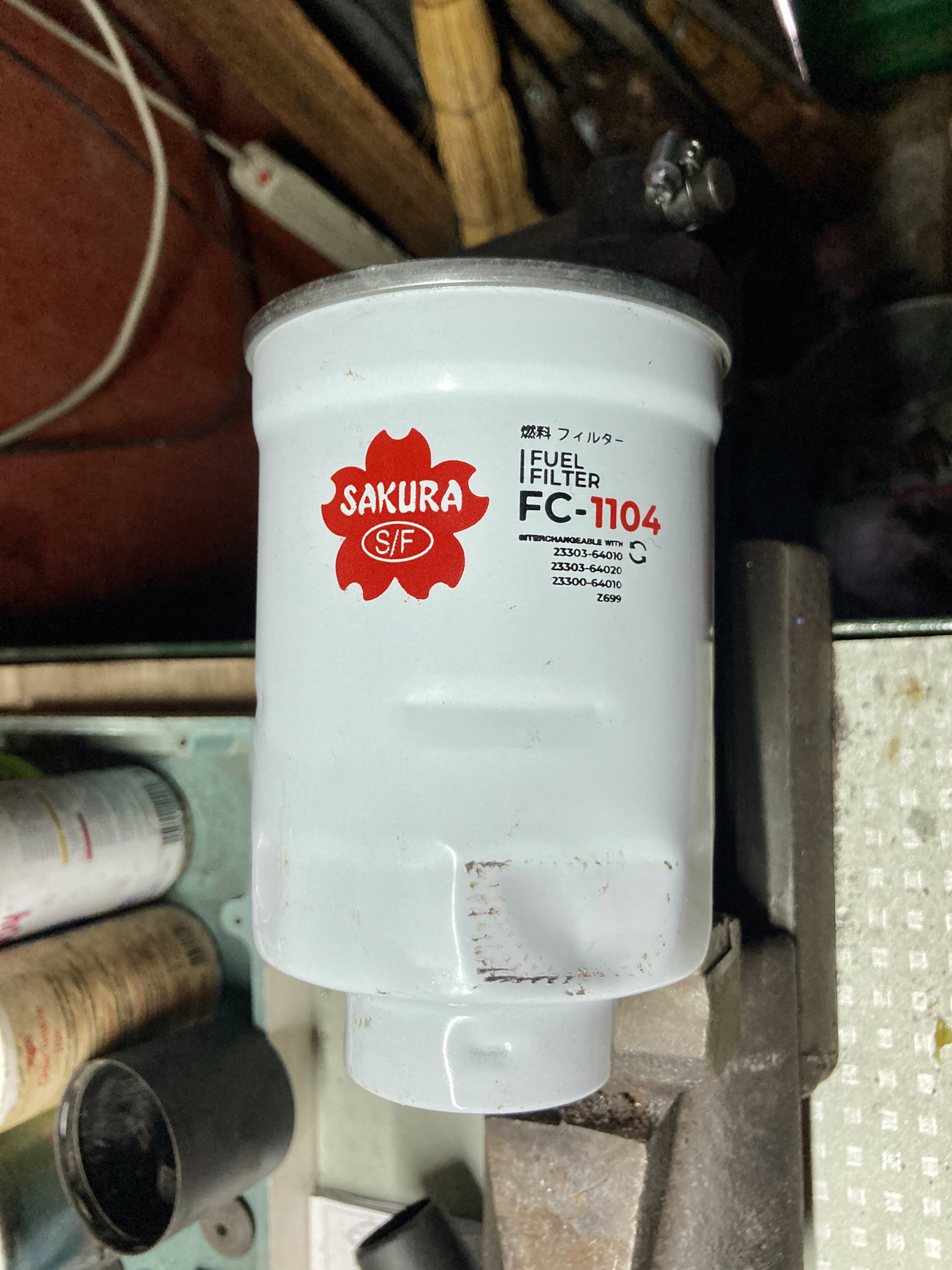 Режем топливный фильтр SAKURA FC-1104 — Mitsubishi L200 (4G), 2,5 л ...