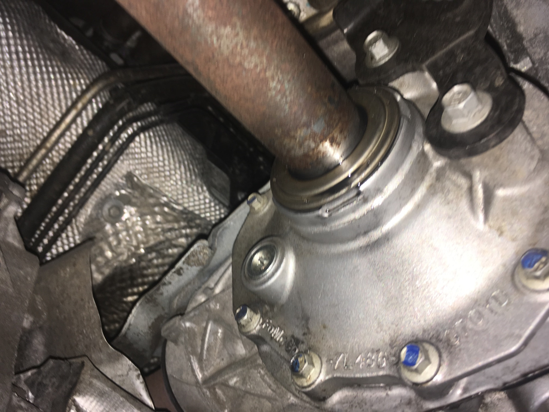 Замена правого сальника раздаточной коробки — Ford Escape (3G), 1,5 л ...