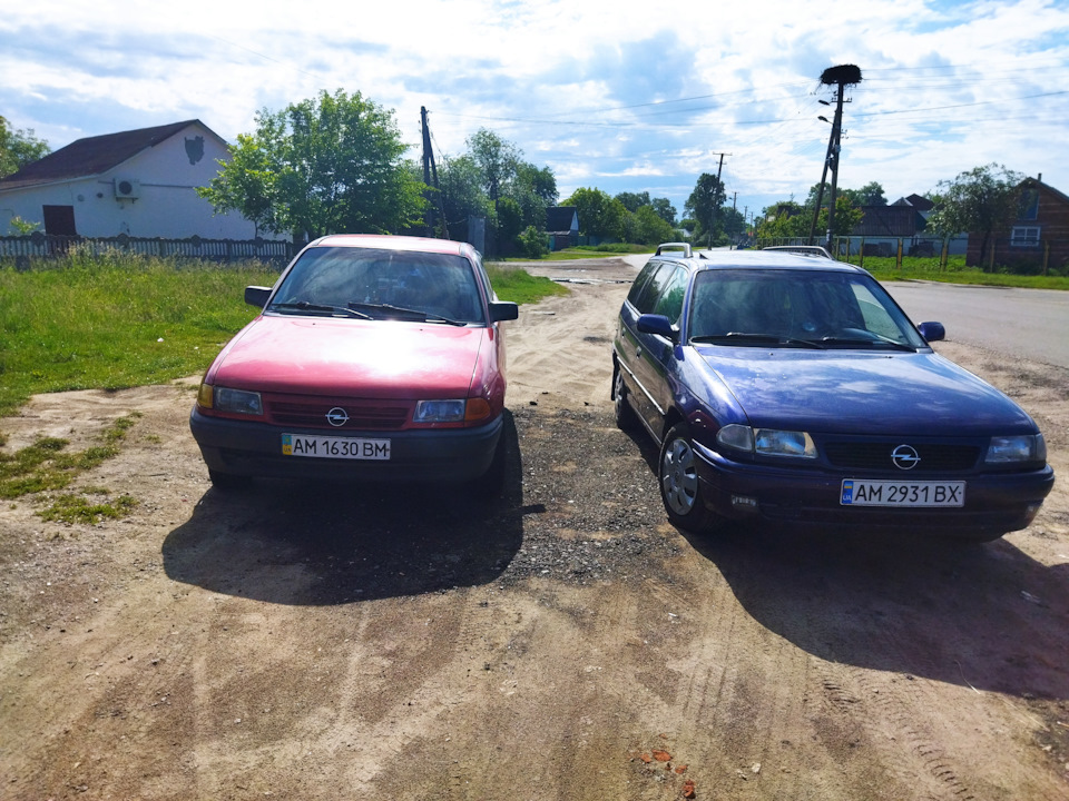 Встретил родича))) — Opel Astra F, 1,6 л, 1997 года | фотография | DRIVE2
