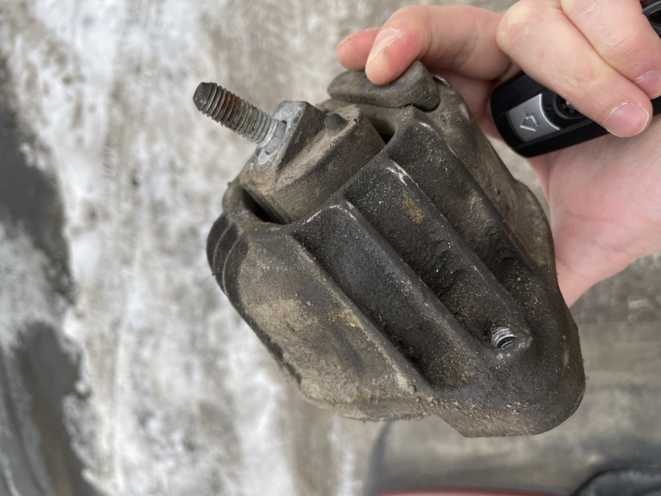 Замена опоры двигателя — BMW 3 series Coupe (E92), 2,5 л, 2008 года ...